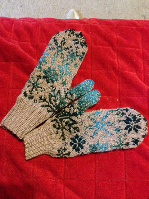 [FO] snowflake mittens : r/knitting